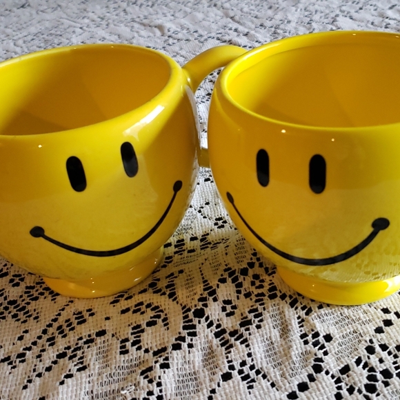 m | Other | Set Of Happy Face Mugs | Poshmark